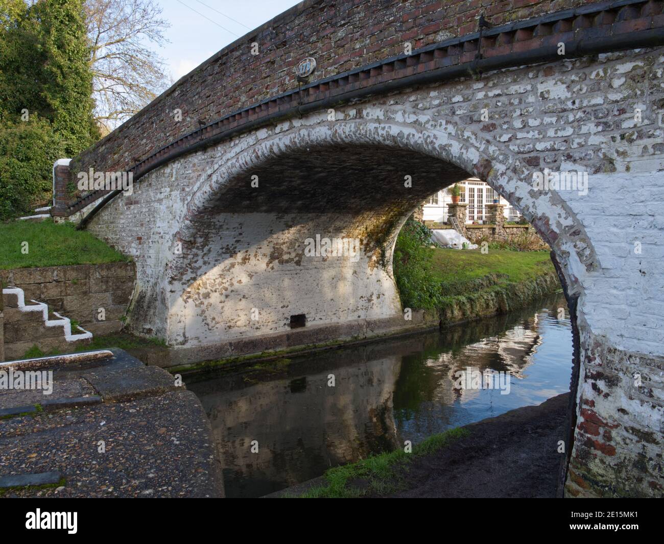 Bridge grand union canal ducks hi-res stock photography and images - Alamy