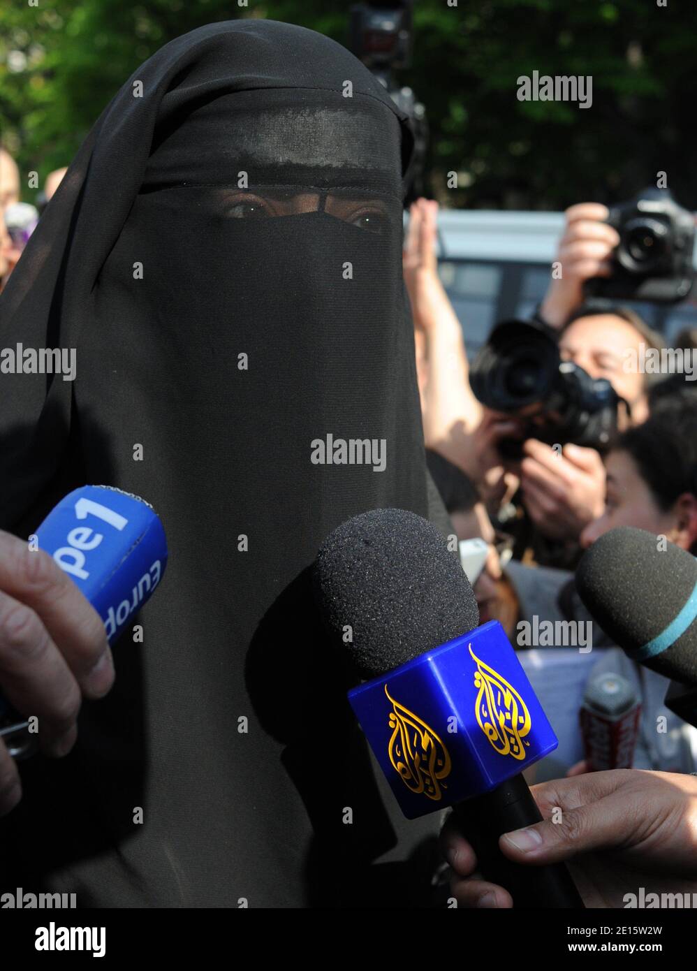 Full face burqa hi-res stock photography and images - Alamy