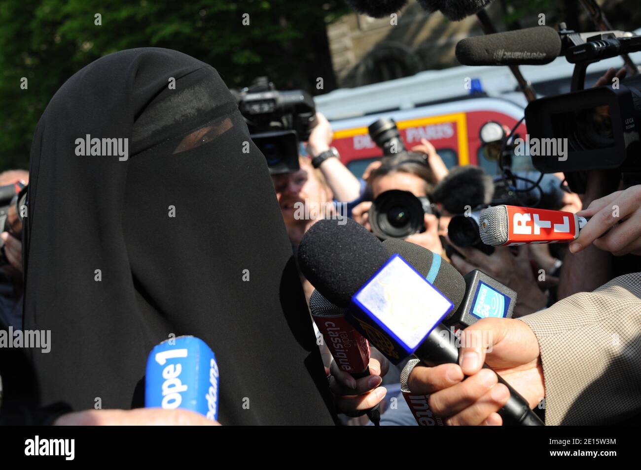 Full face burqa hi-res stock photography and images - Alamy