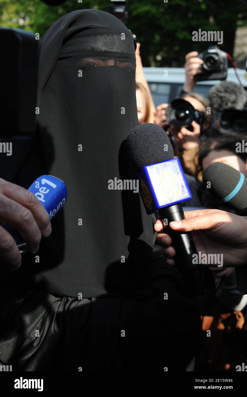 Full face burqa hi-res stock photography and images - Alamy