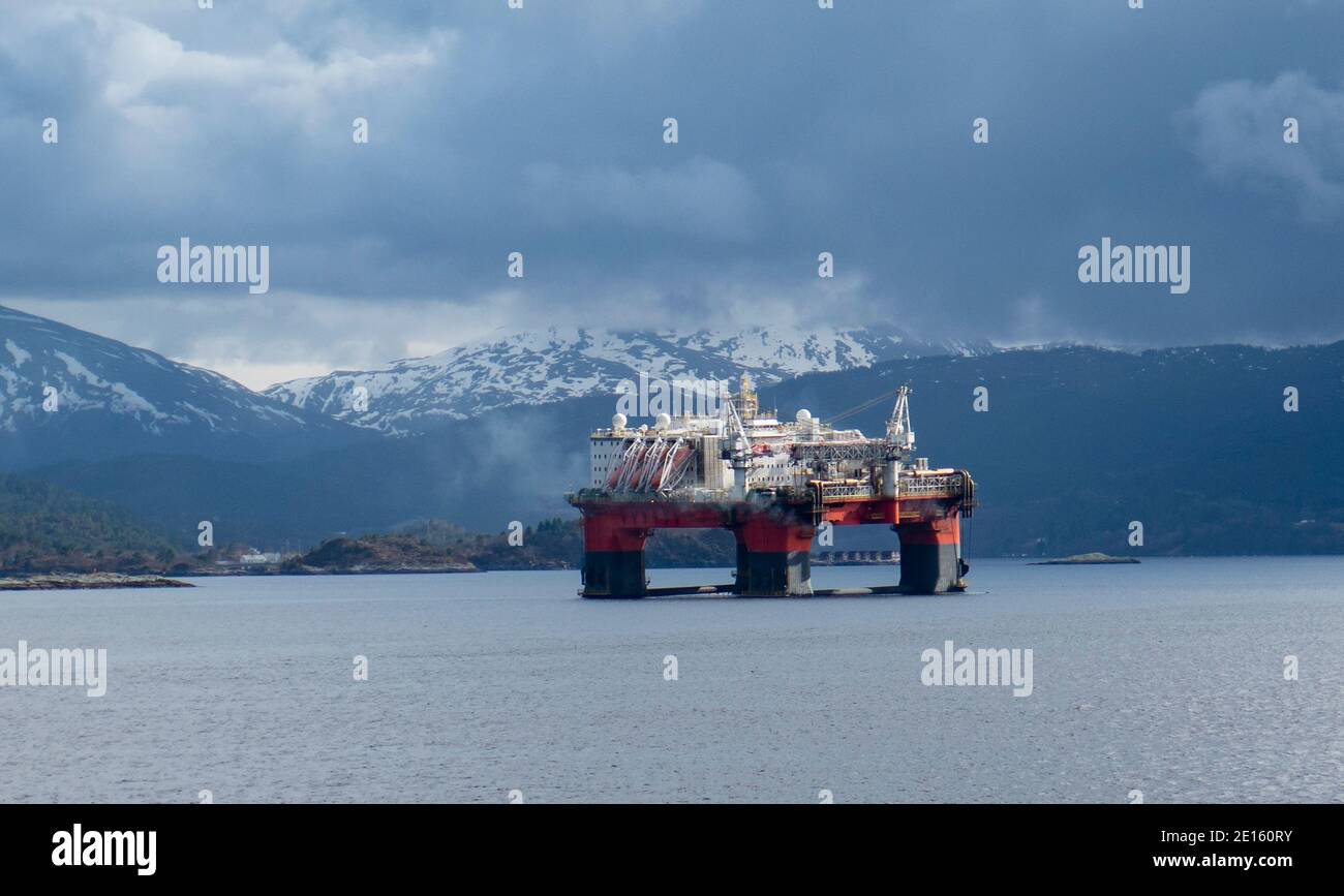 Oil drilling rig in norway hi-res stock photography and images - Alamy