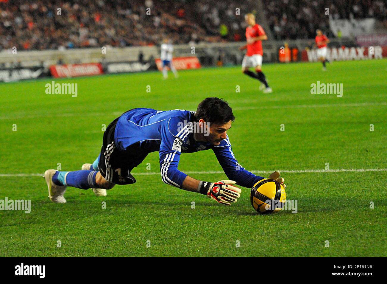Goal keeper psg hi-res stock photography and images - Alamy