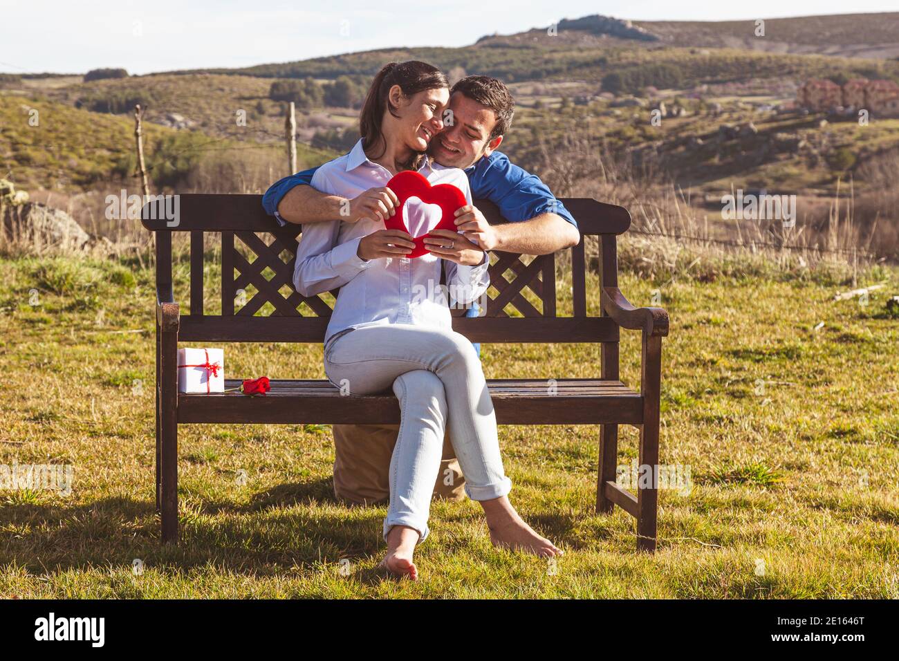 Couple hugging kissing hi-res stock photography and images - Alamy