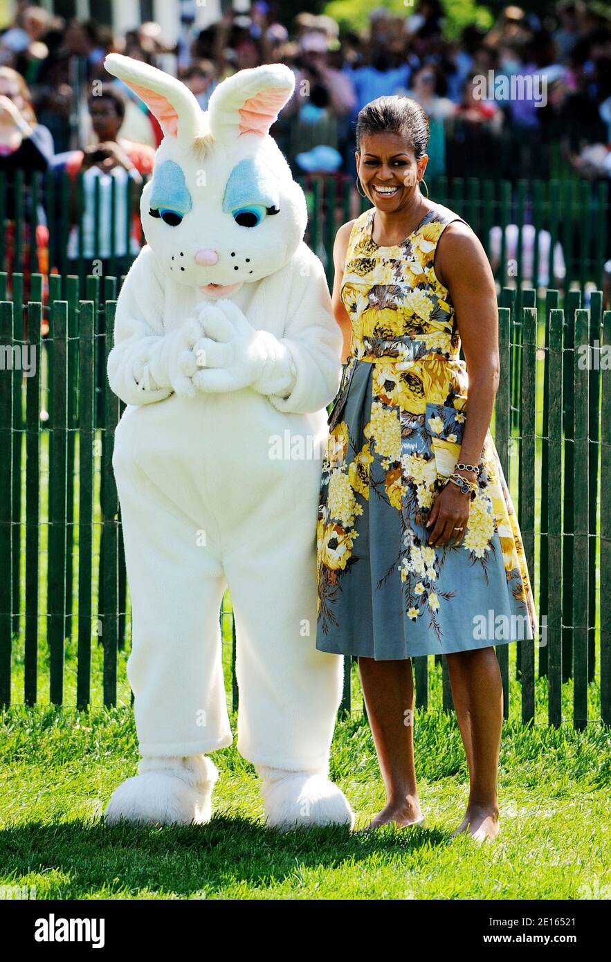 Giant easter bunny hi-res stock photography and images - Alamy