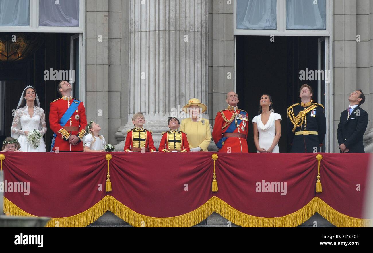 Prince William and his bride Princess Catherine appear at the balcony ...