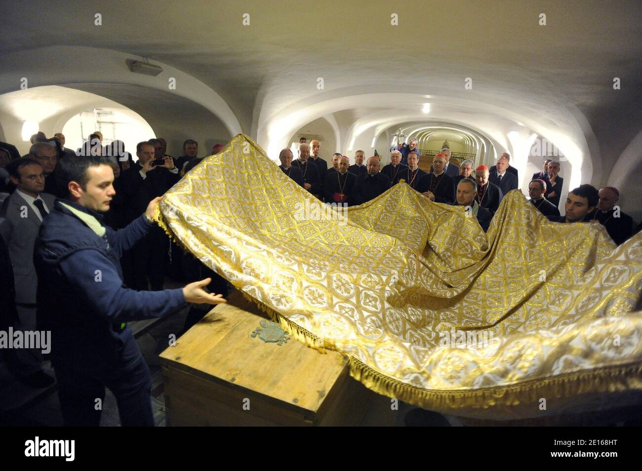 Coffin pope john paul ii hi-res stock photography and images - Alamy