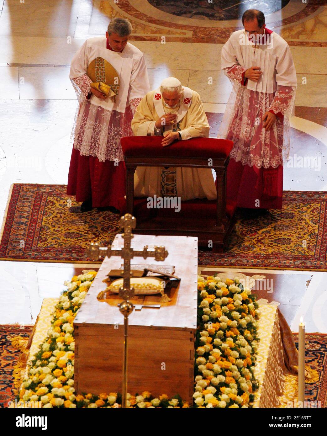 Coffin pope john paul ii hi-res stock photography and images - Alamy