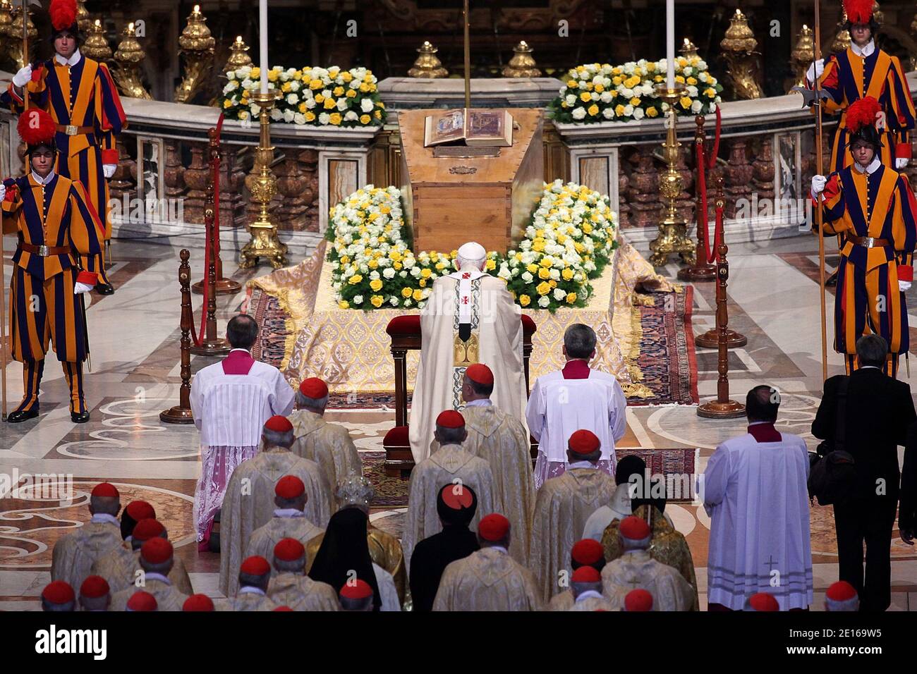 Coffin pope john paul ii hi-res stock photography and images - Alamy