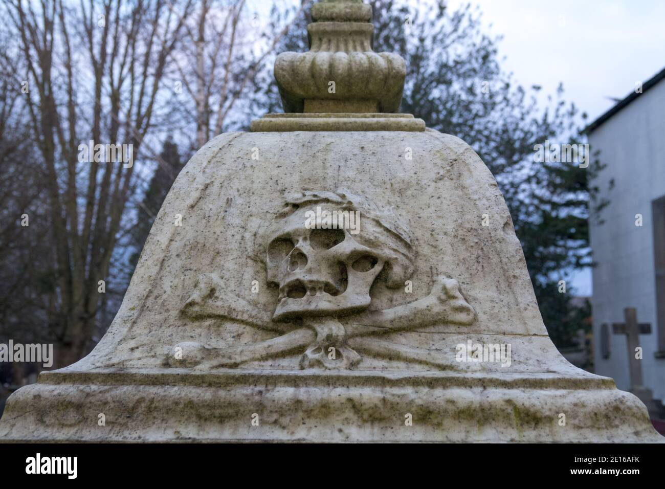 Skull and cross bones gravestone hi-res stock photography and images ...