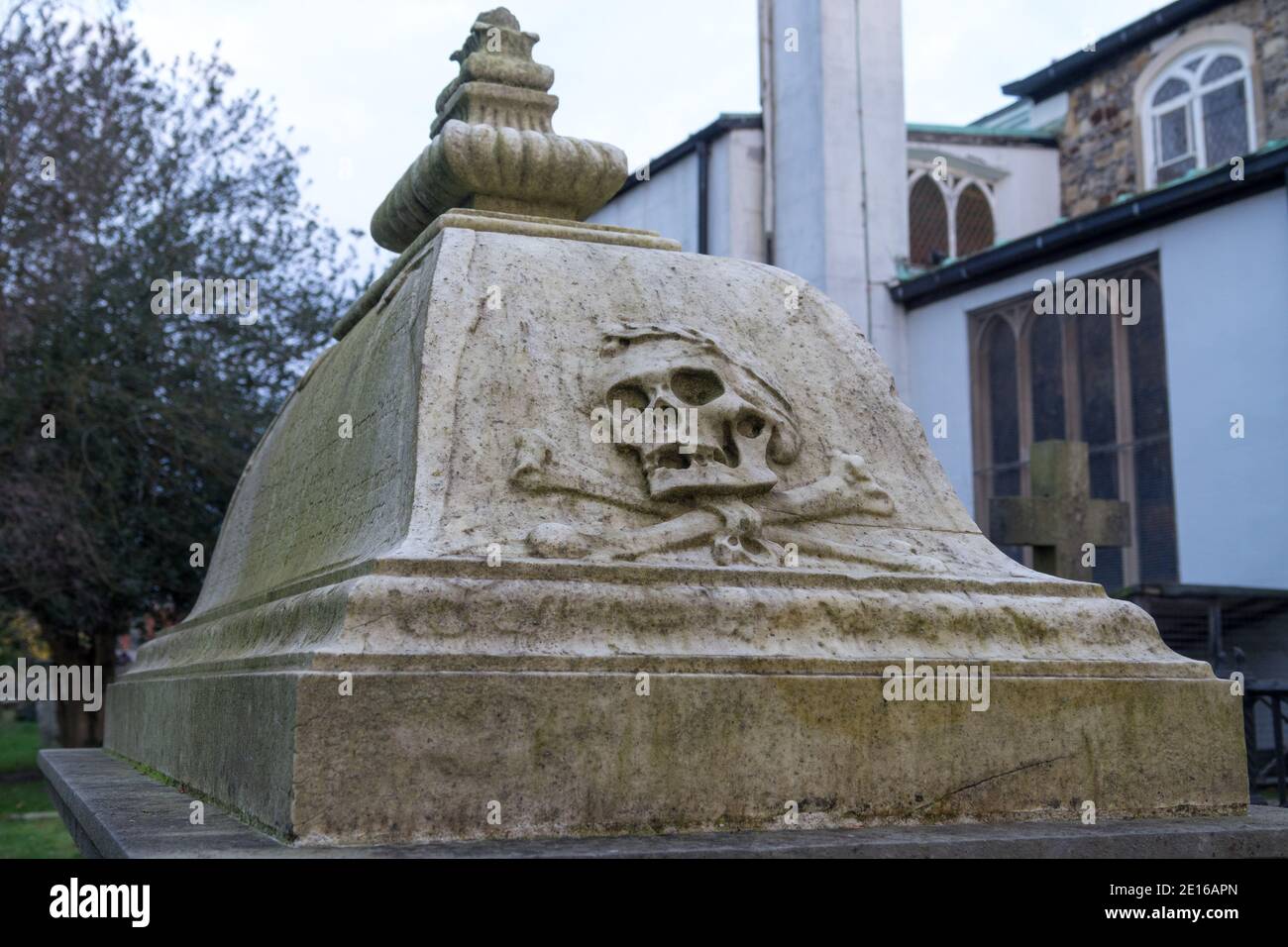 Cross bones graveyard hi-res stock photography and images - Alamy