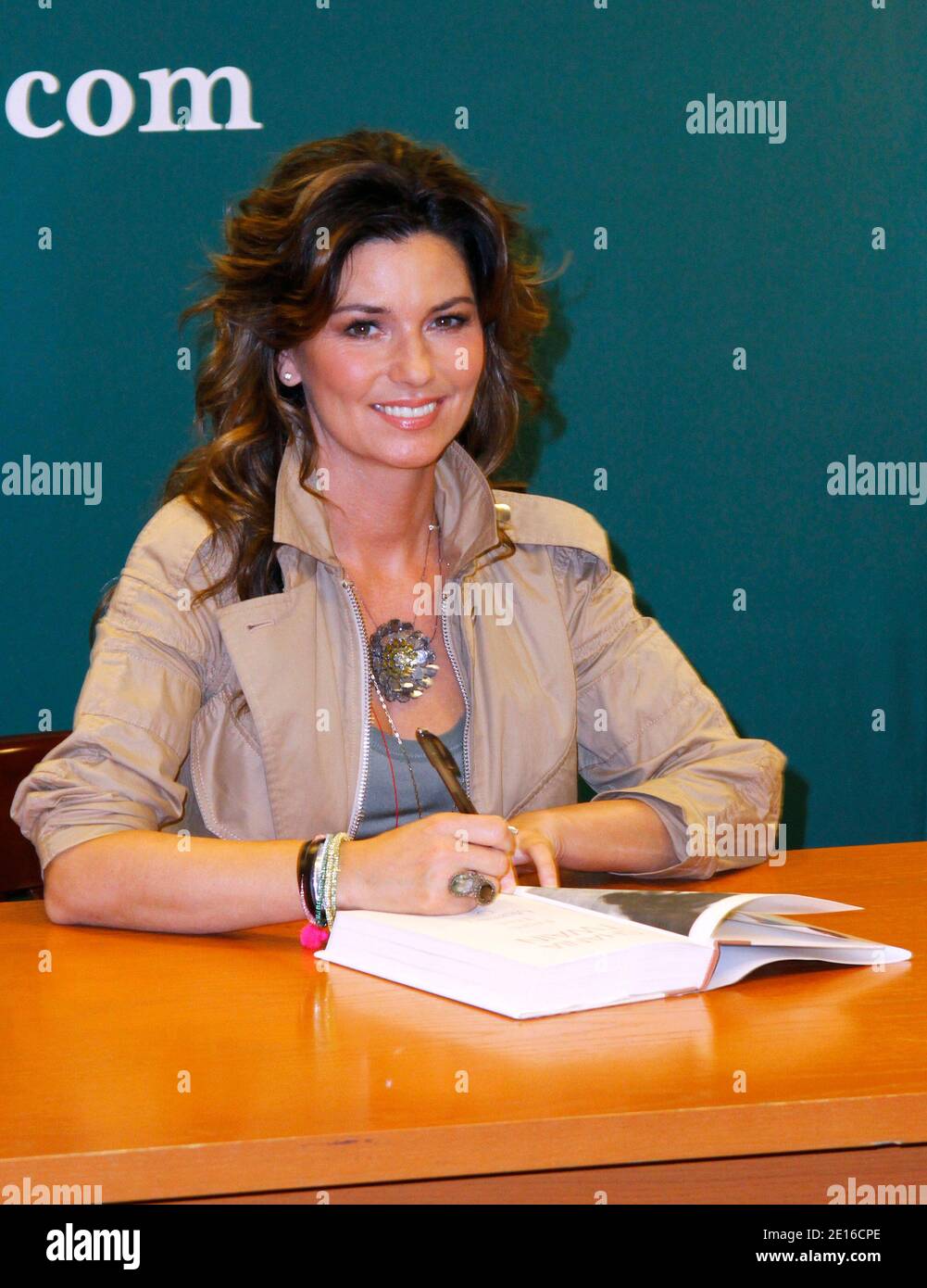Shania twain signs copies hi-res stock photography and images - Alamy