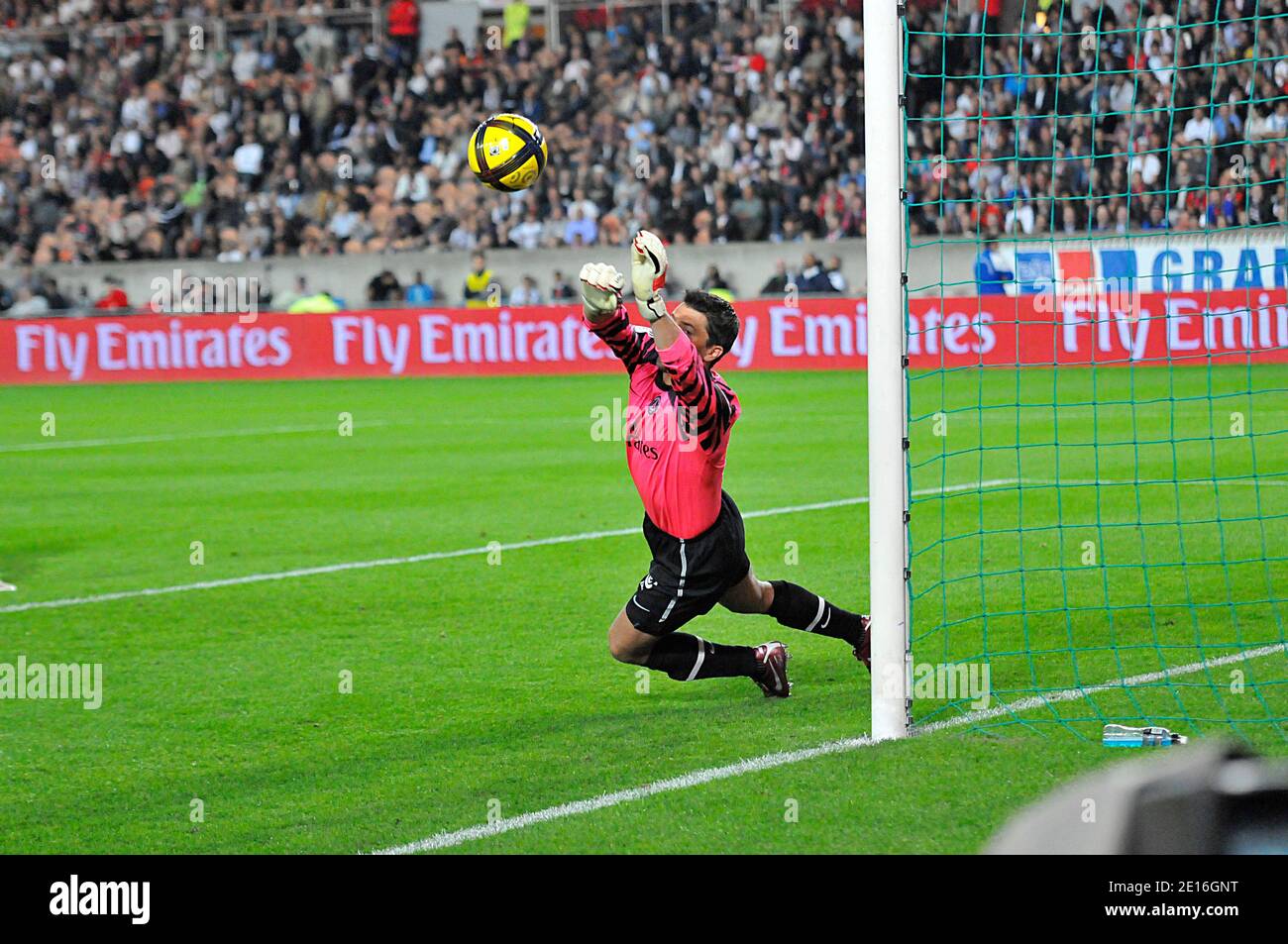 Paris saint germain goalkeeper gregory coupet hi-res stock photography ...