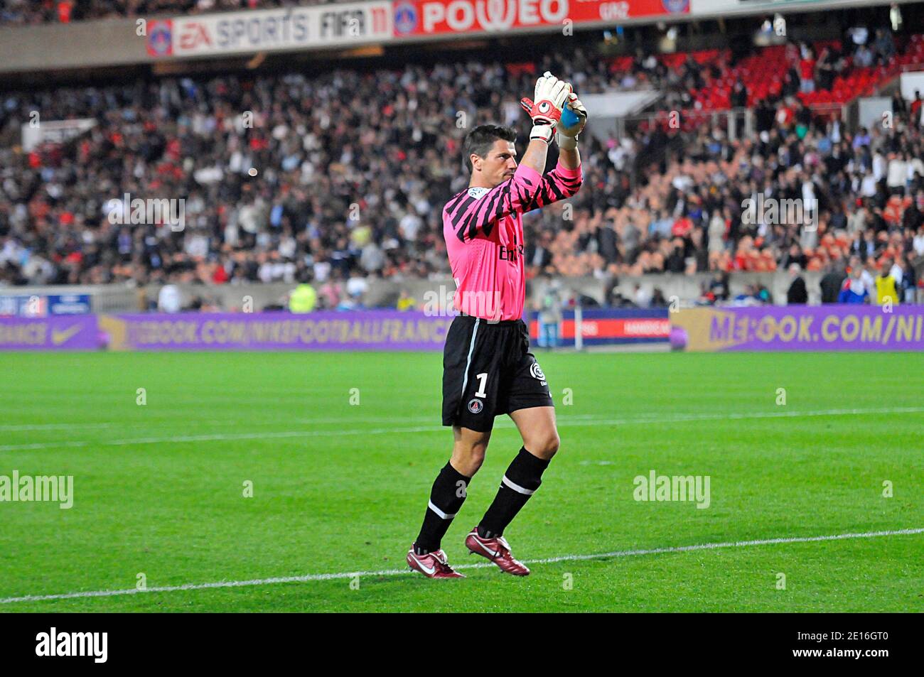 Paris saint germain goalkeeper gregory coupet hi-res stock photography ...