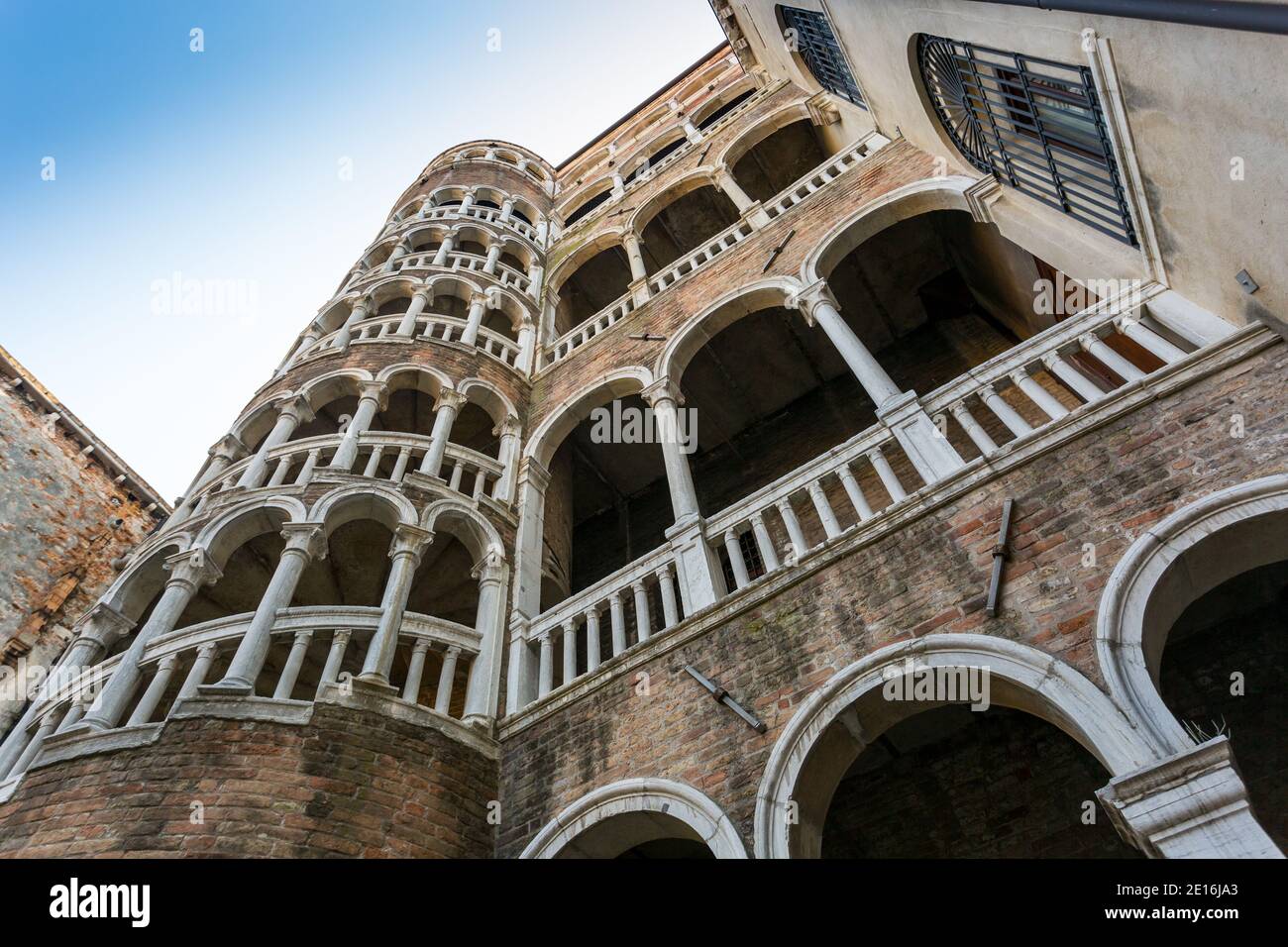 Scala Contarini del Bovolo palazzo with spiral staircase in Venice ...
