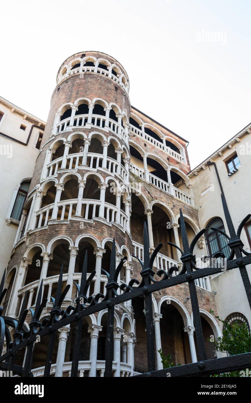 Scala Contarini del Bovolo palazzo with spiral staircase in Venice ...