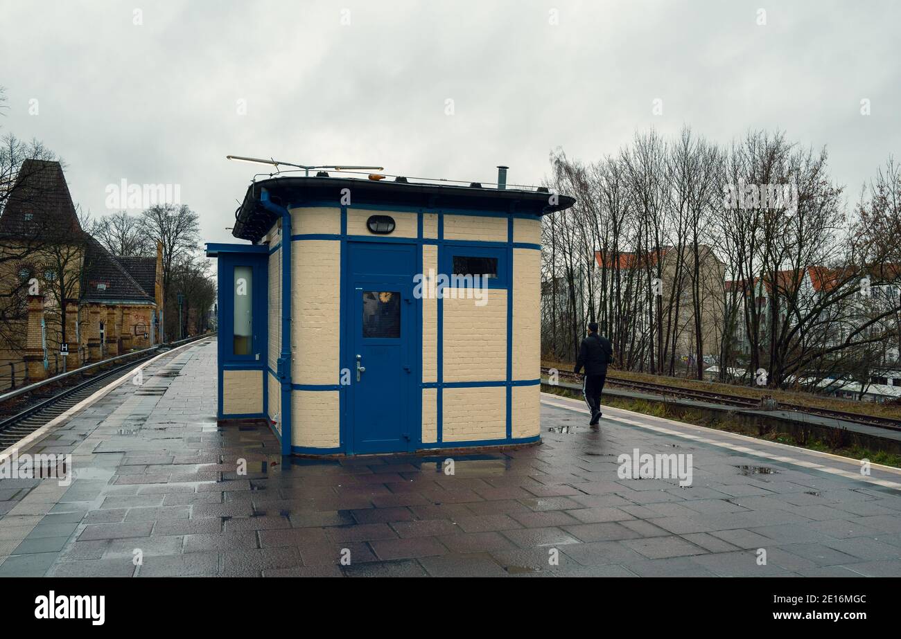 Leere bahnsteig hi-res stock photography and images - Alamy