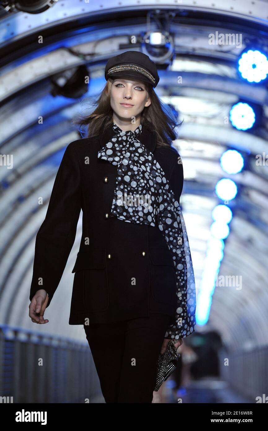 Mango catwalk show hi-res stock photography and images - Alamy
