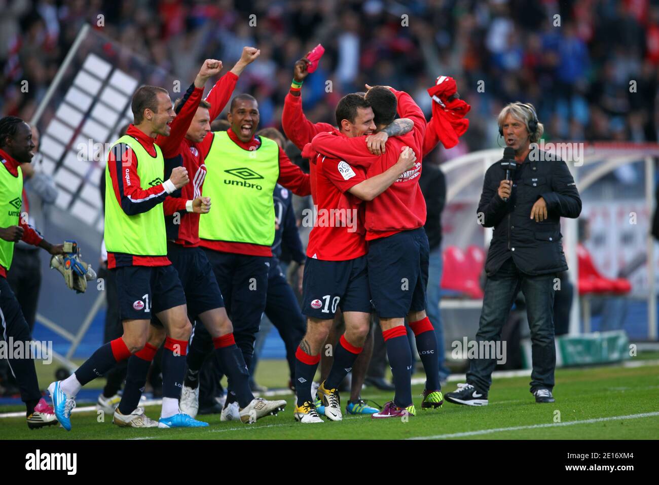 Lille's players celebrate at the end of the French First League soccer ...