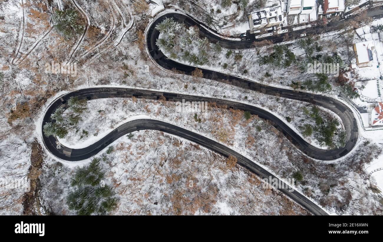 Snowy curvy road traffic hi-res stock photography and images - Alamy