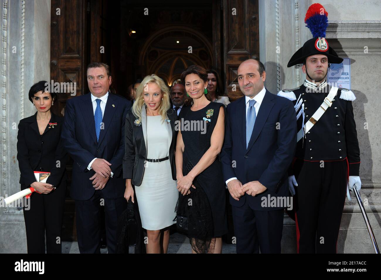 A gauche: Rachida Dati, Charles de Bourbon des deux-Siciles et sa femme ...