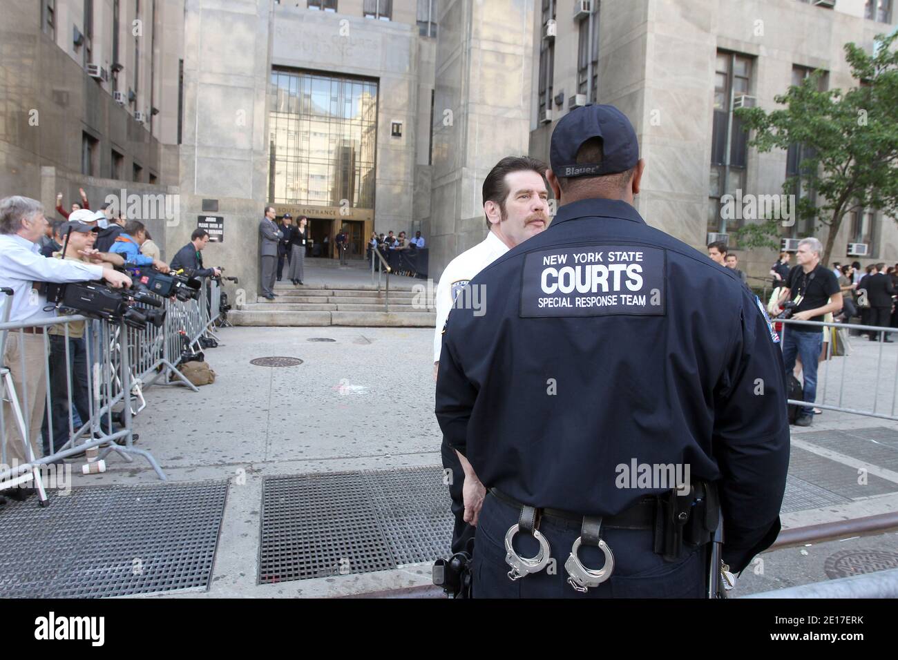 Police officer in court usa hi-res stock photography and images - Alamy