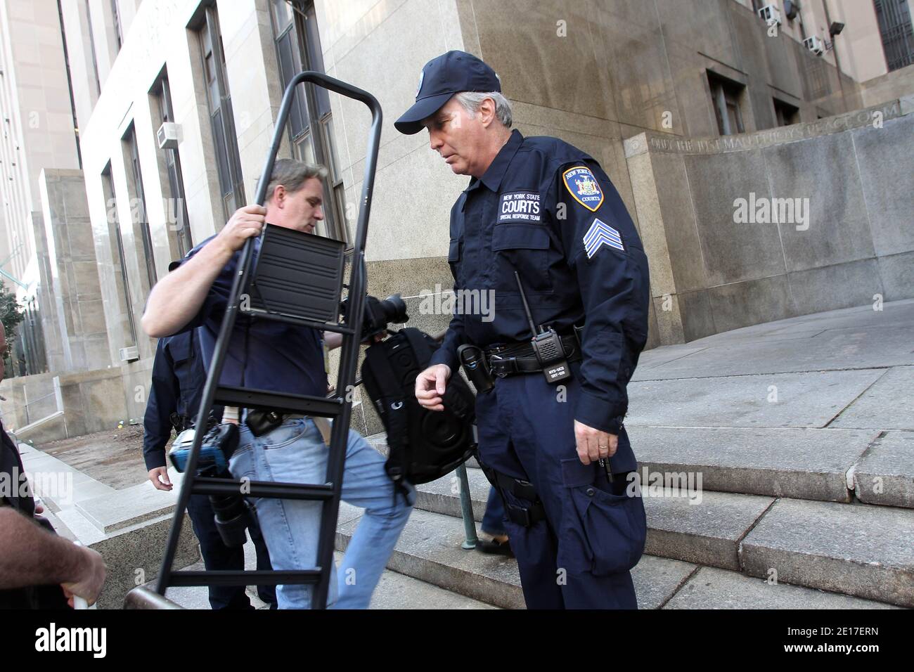 Police officer in court usa hi-res stock photography and images - Alamy