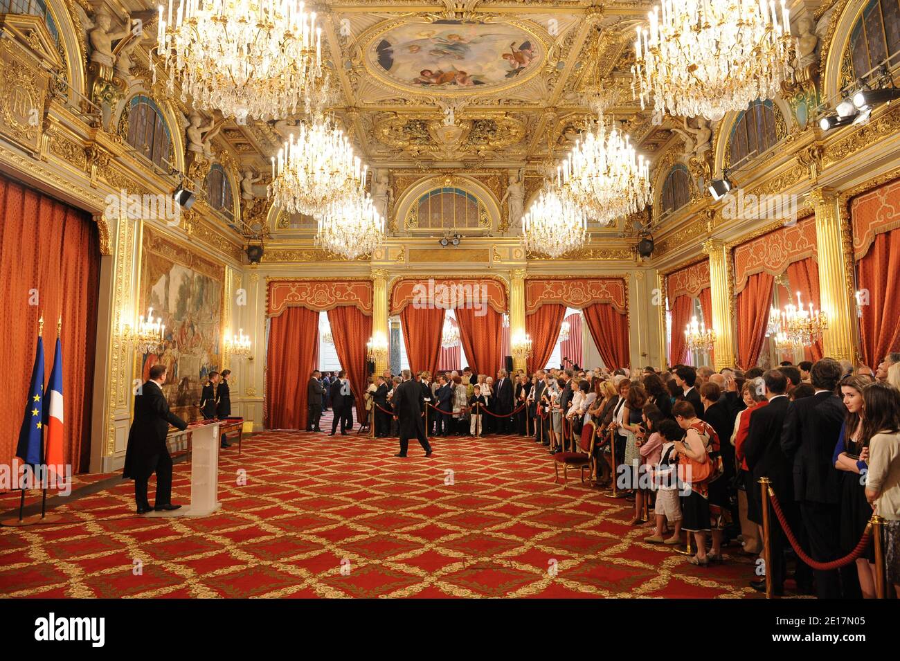Atmosphere during medals ceremony hi-res stock photography and images ...