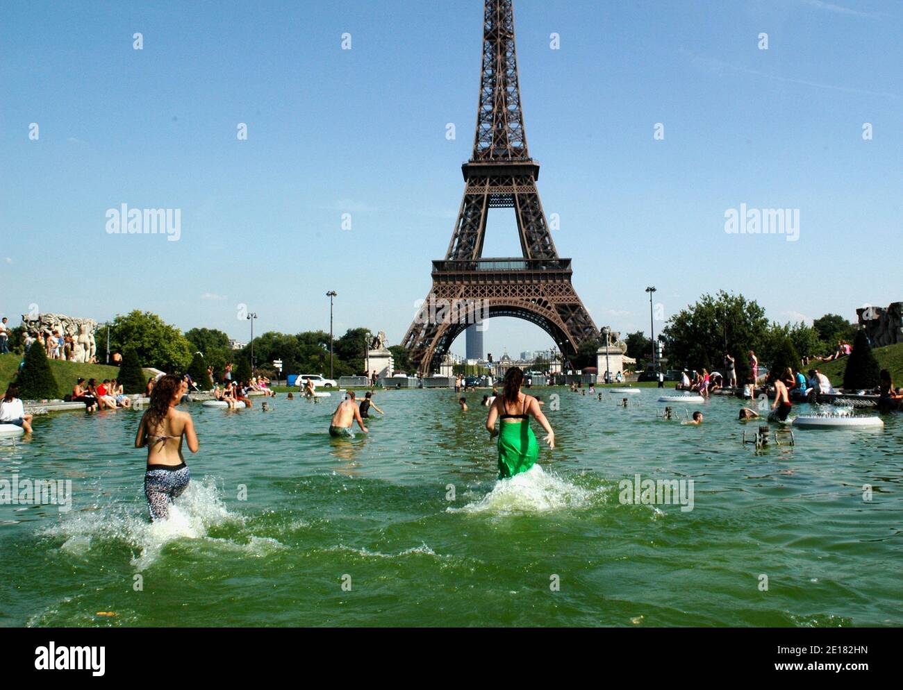 June heat wave paris hi-res stock photography and images - Alamy