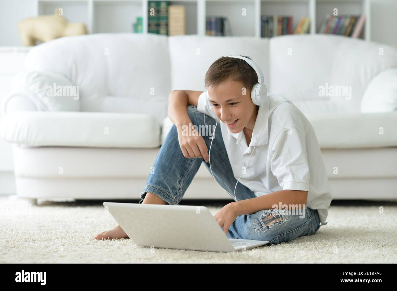 Confused boy hi-res stock photography and images - Alamy