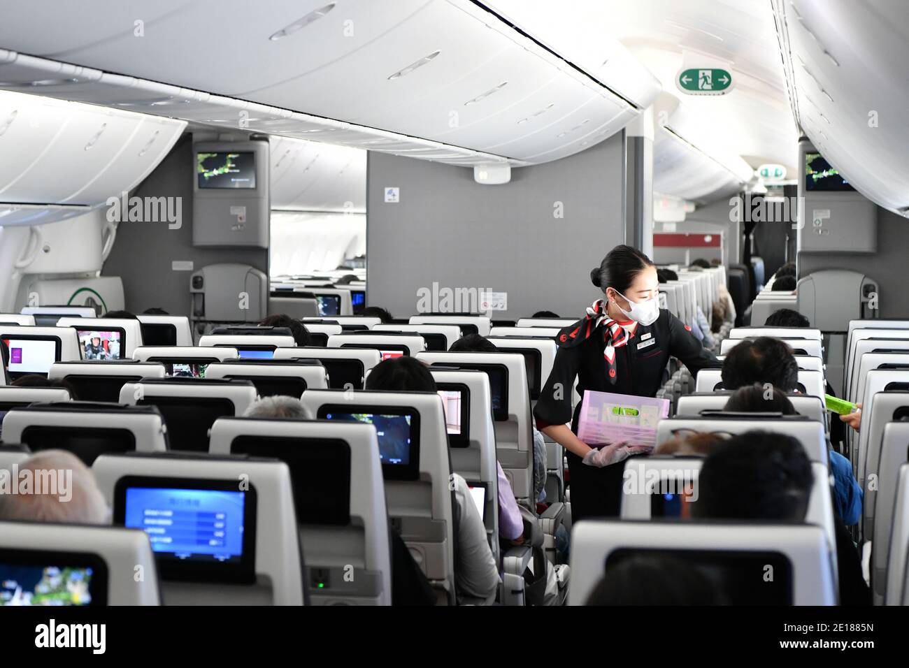 Flight attendant wearing mask hi-res stock photography and images - Alamy