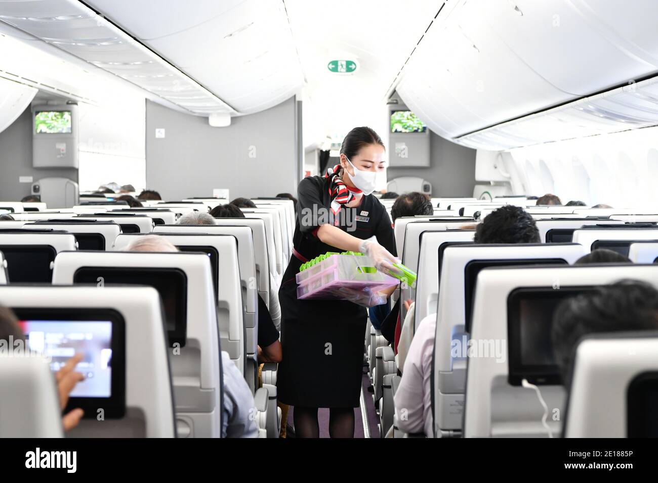 Flight attendant wearing mask hi-res stock photography and images - Alamy