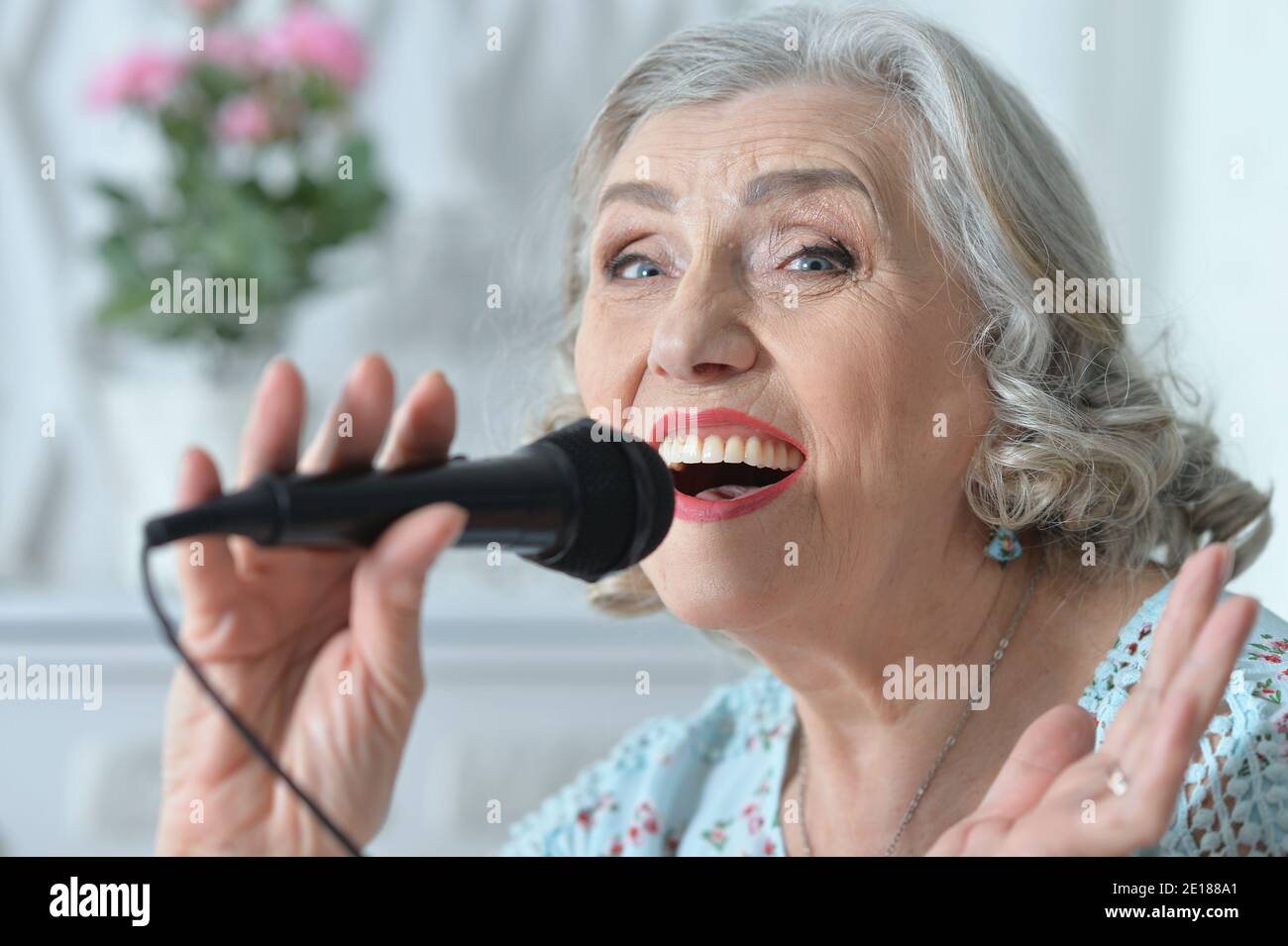 Grey haired mature singer hi-res stock photography and images - Alamy