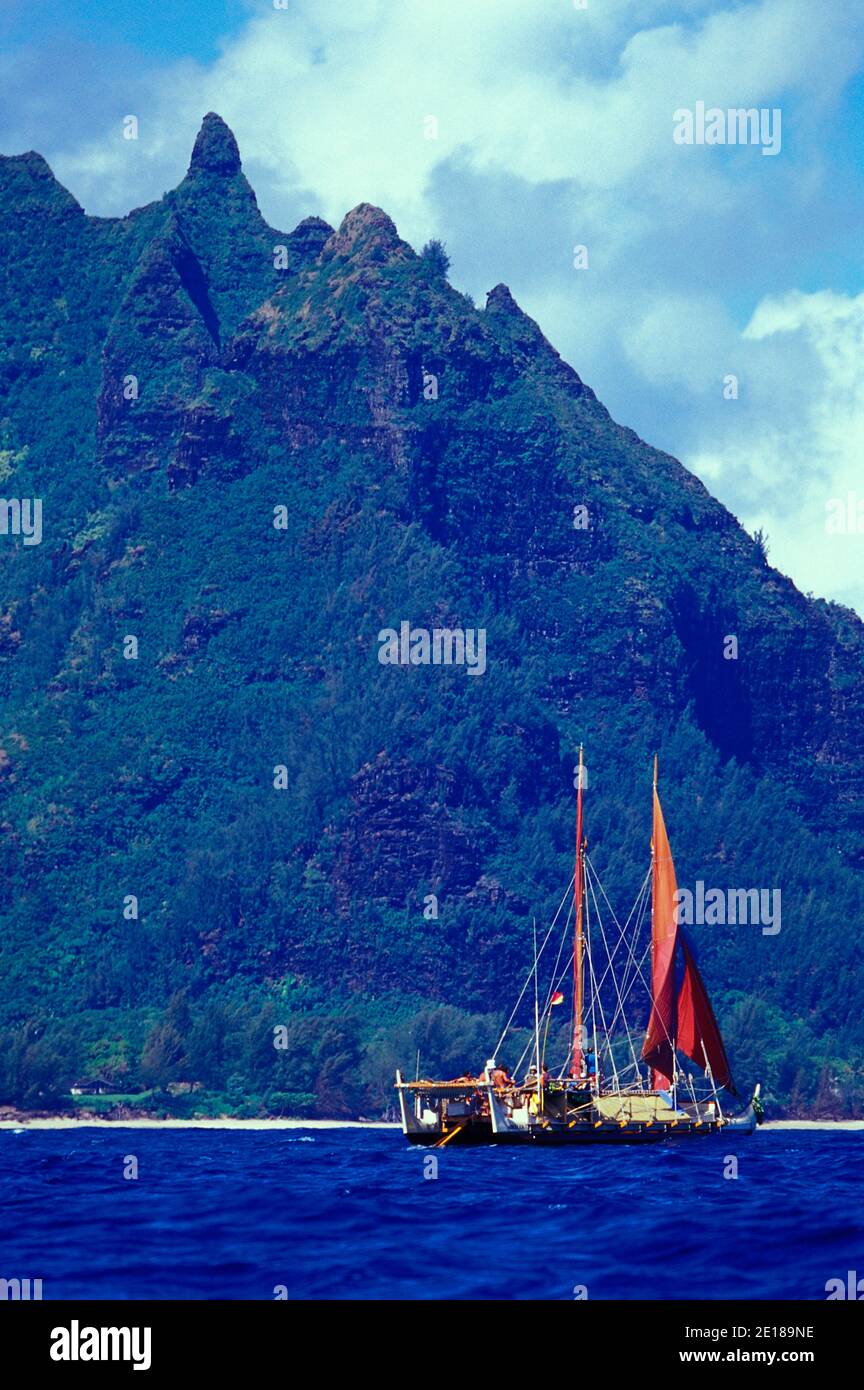 Hokulea canoe sailing hi-res stock photography and images - Alamy