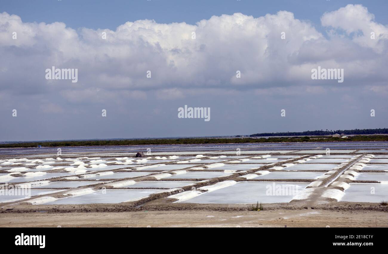 Marakkanam salt pans in Tamil Nadu, India Stock Photo - Alamy