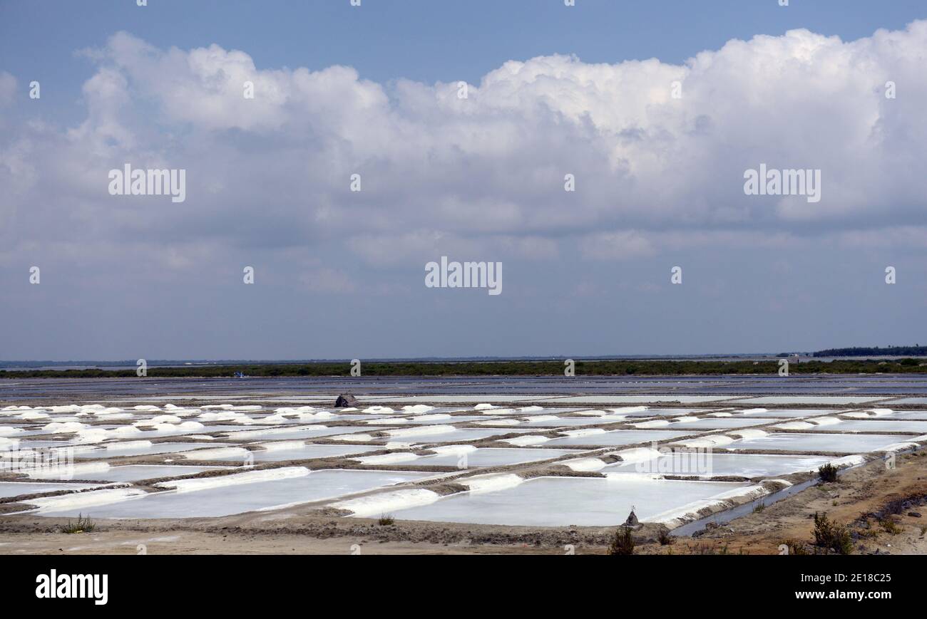 Marakkanam salt pans in Tamil Nadu, India Stock Photo - Alamy
