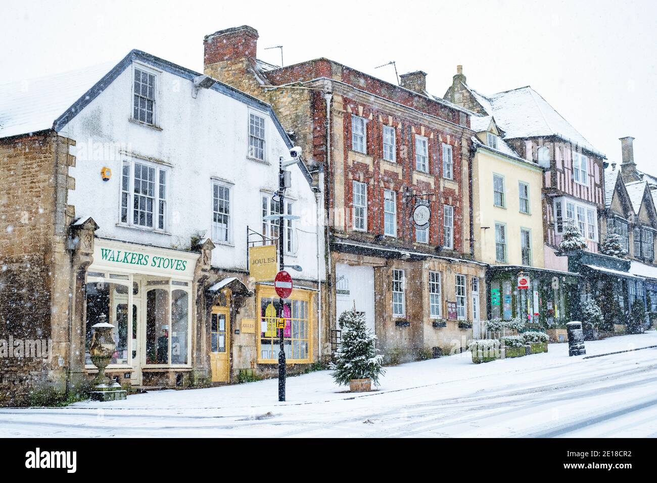Burford high street shops hi-res stock photography and images - Alamy