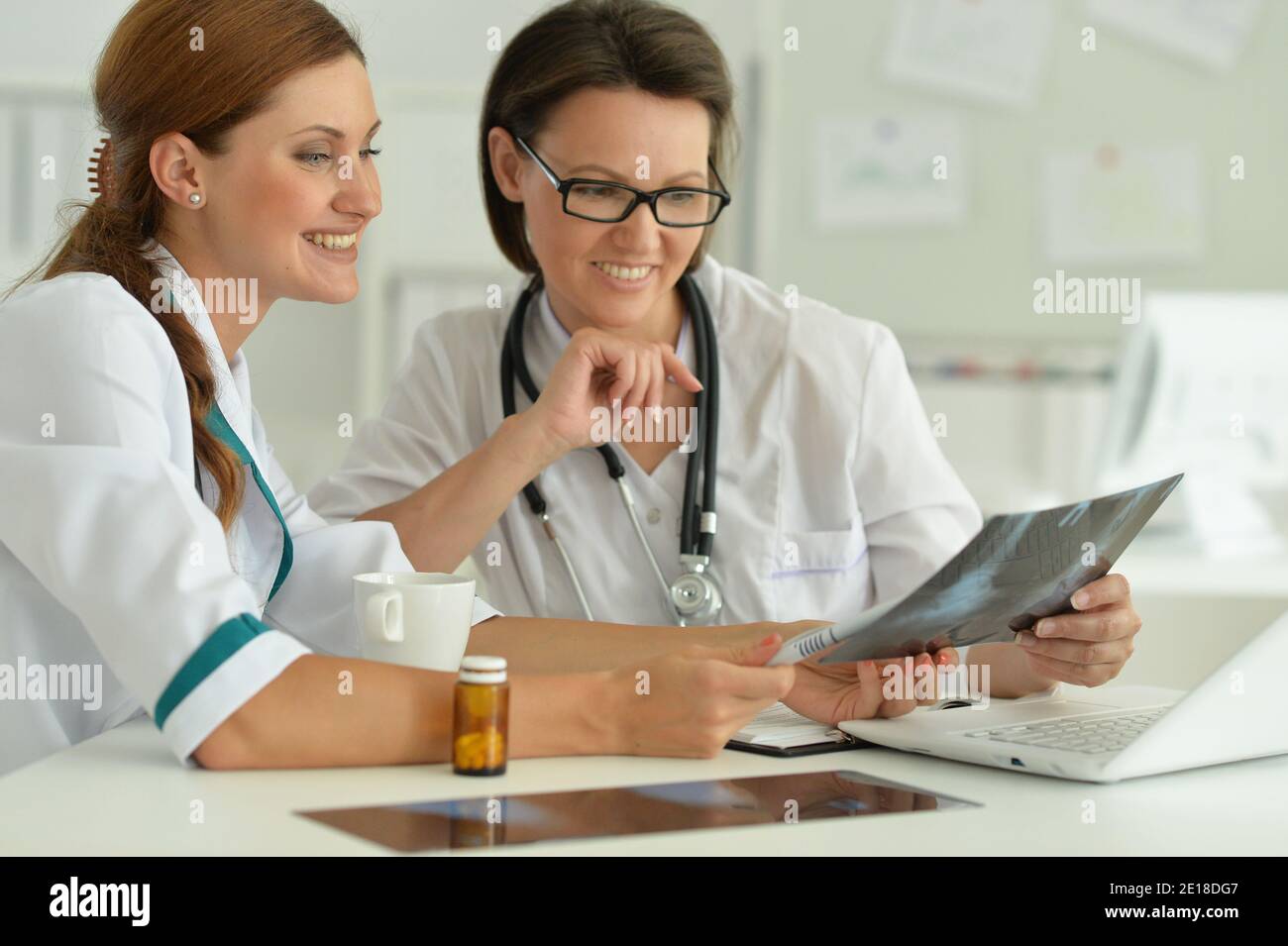 Doctors at work hi-res stock photography and images - Alamy
