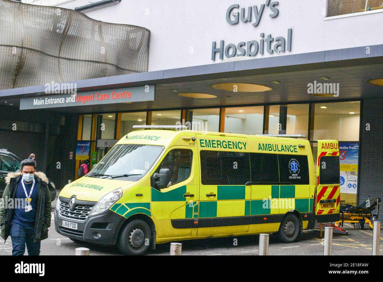 An ambulance parked outside Guy's Hospital in London Stock Photo - Alamy