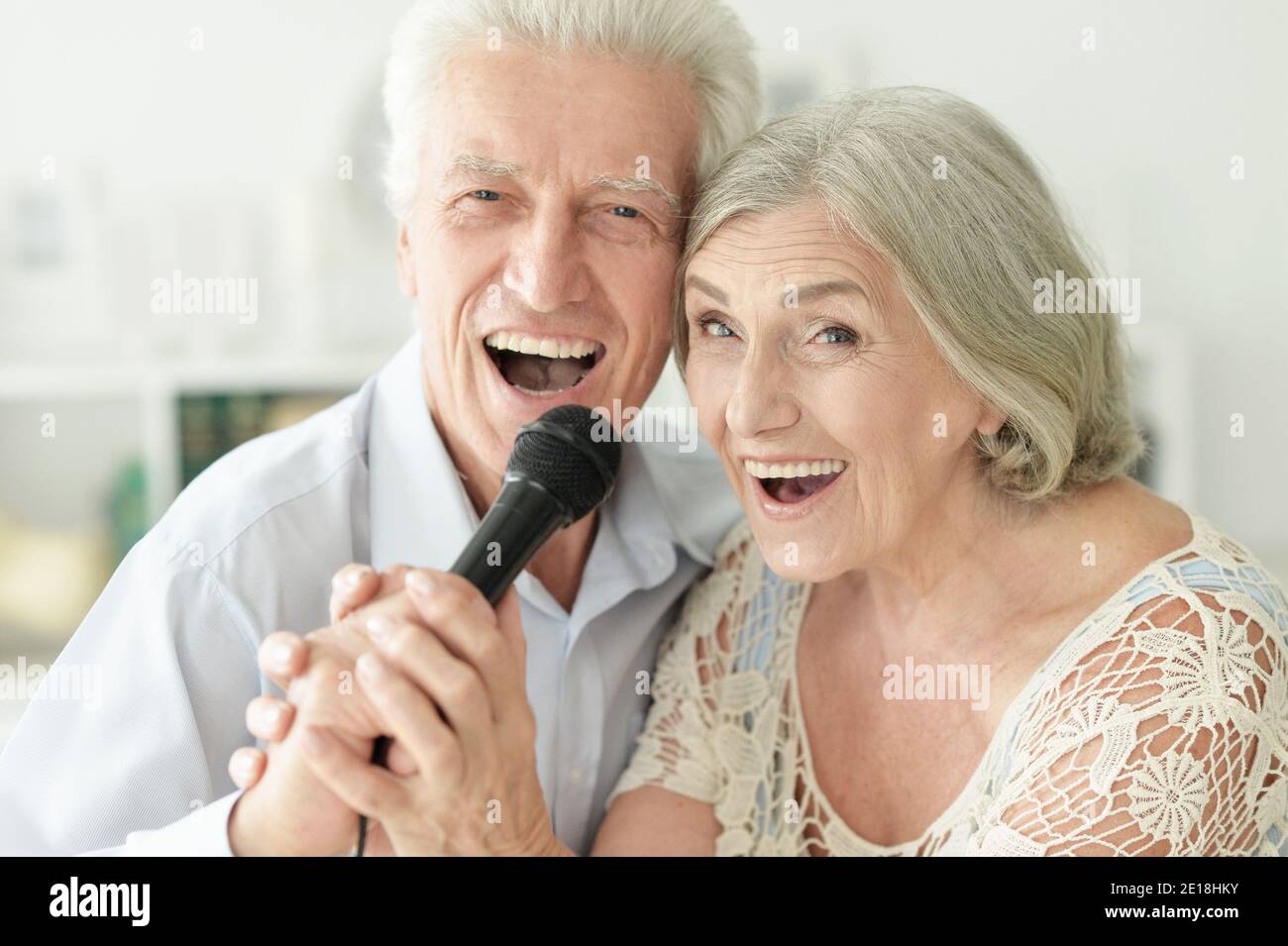 Singing seniors hi-res stock photography and images - Alamy