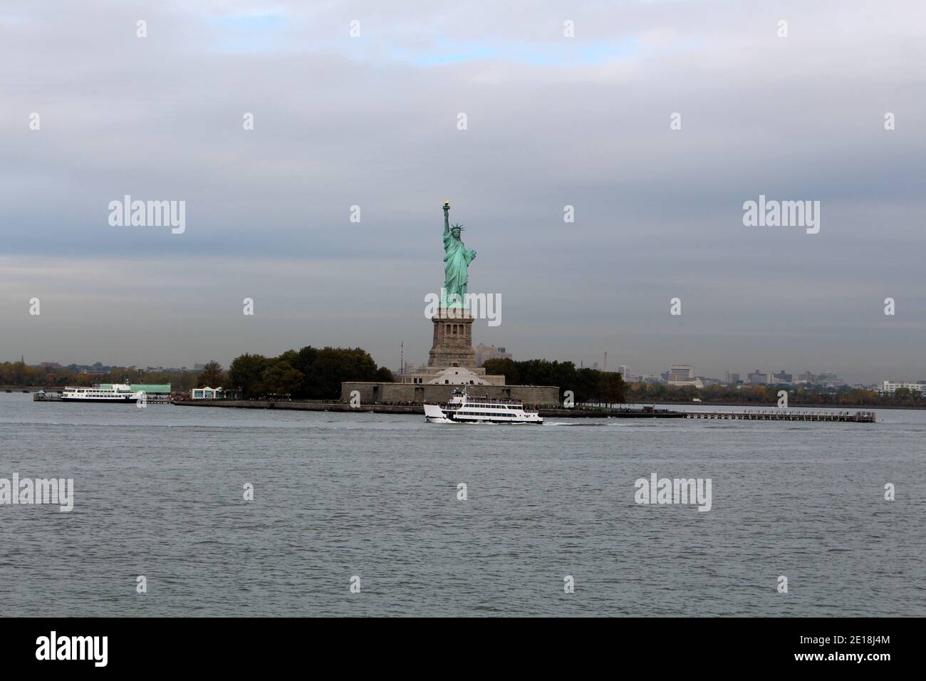 Colossal copper statue hi-res stock photography and images - Alamy
