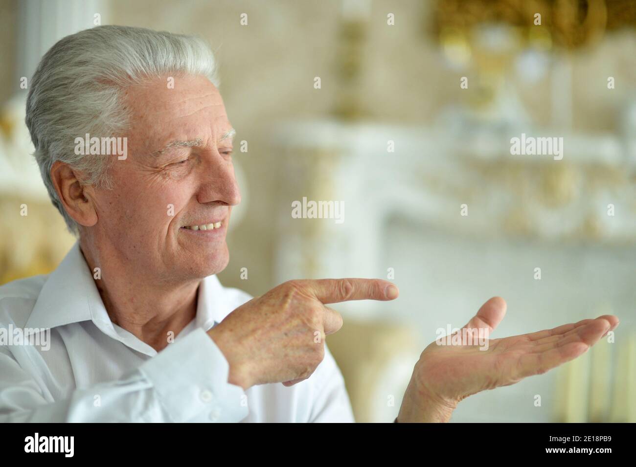 Man pointing to the right hi-res stock photography and images - Alamy