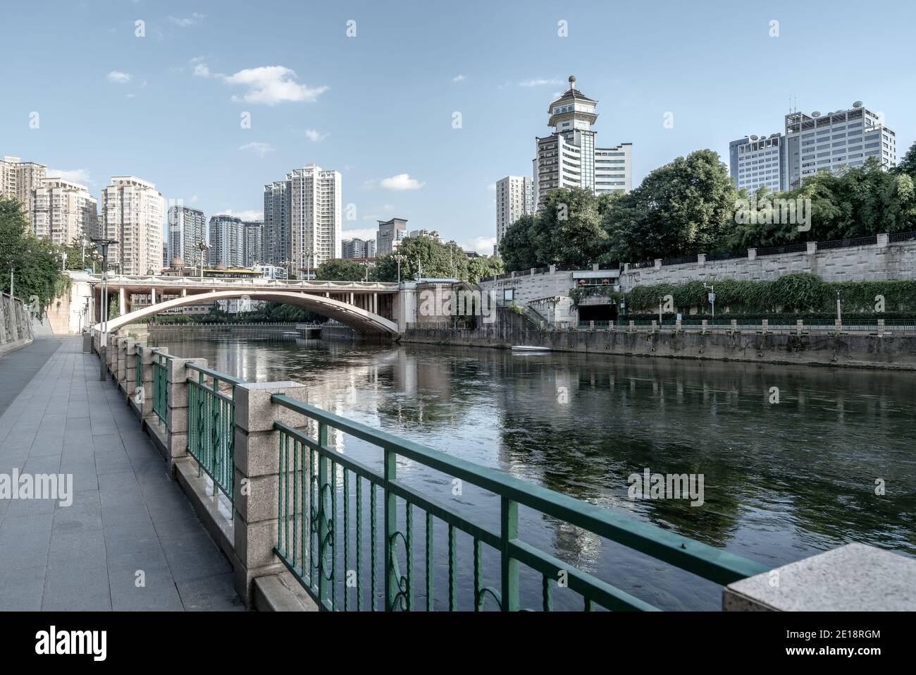 Modern tall buildings hi-res stock photography and images - Alamy