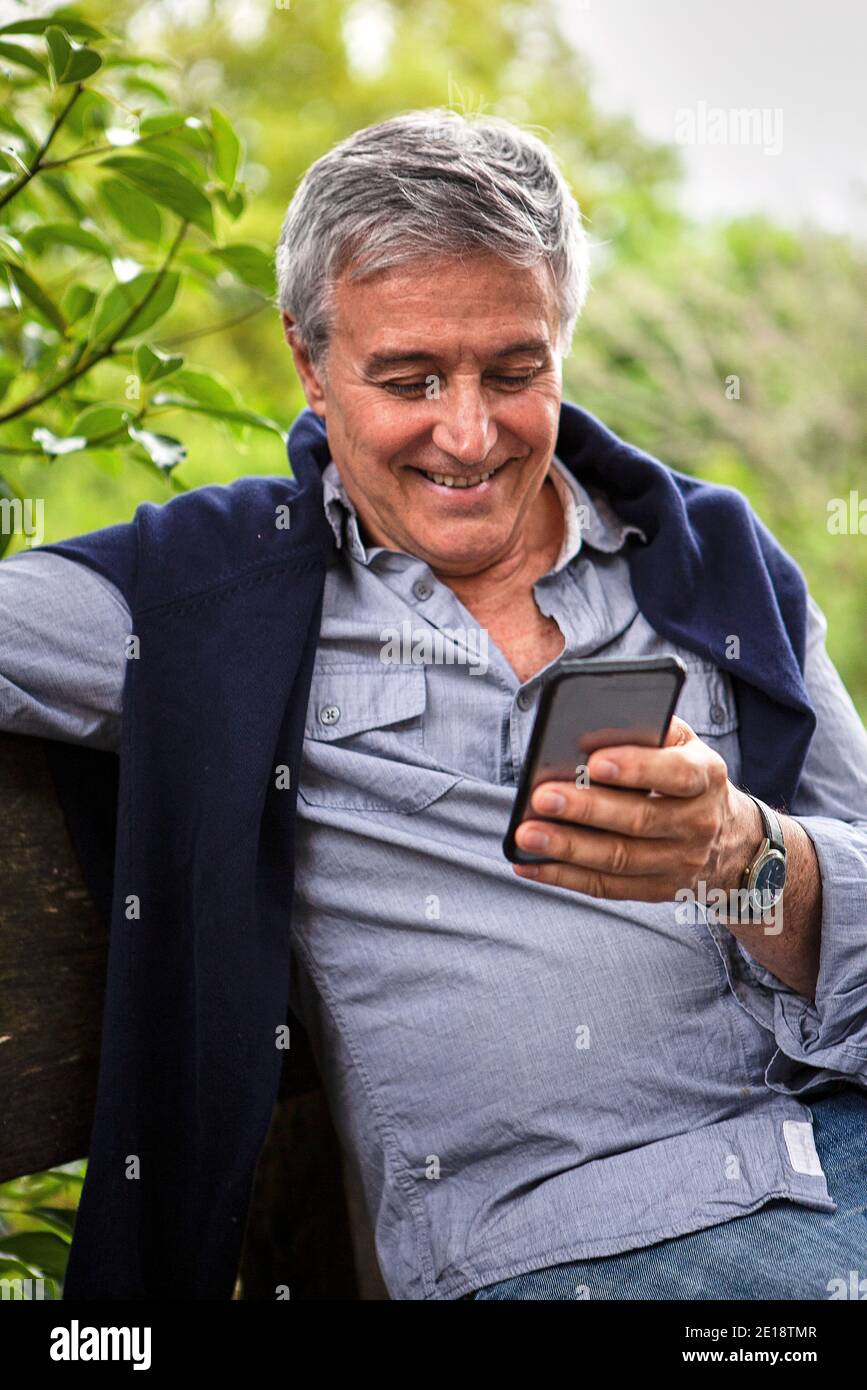Males using phones hi-res stock photography and images - Alamy