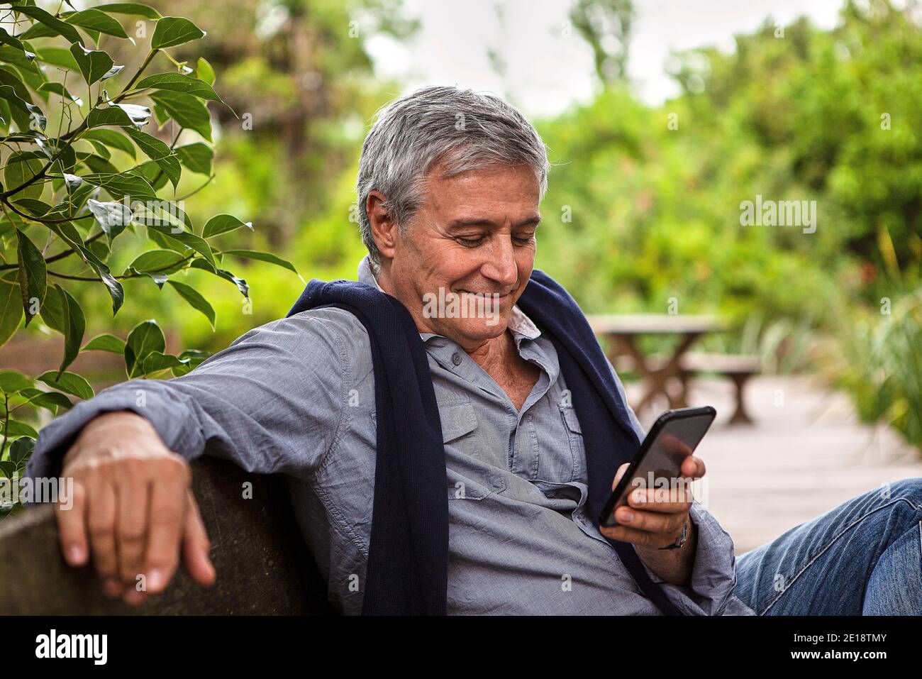 Man senior mobile phone hi-res stock photography and images - Alamy