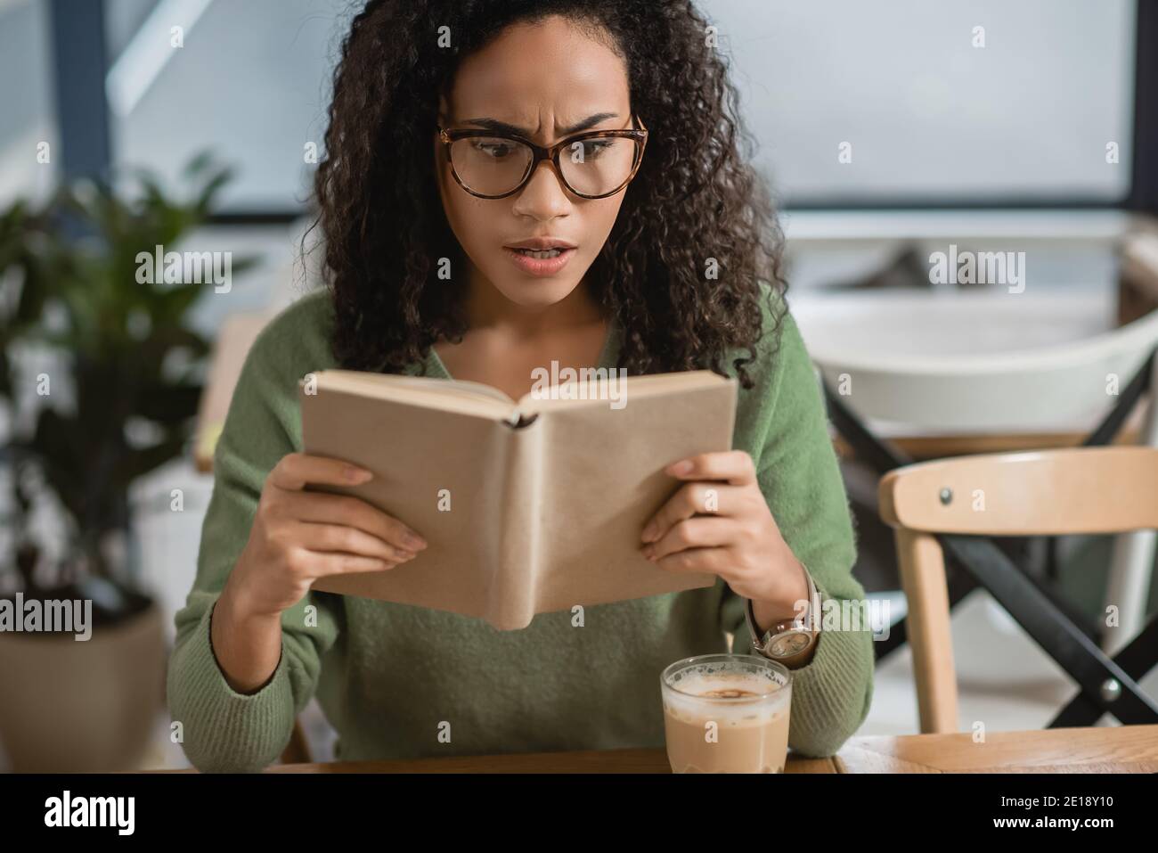Reading book at cafe hi-res stock photography and images - Alamy