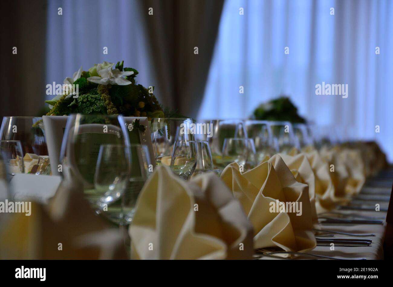 Covered tables hi-res stock photography and images - Alamy