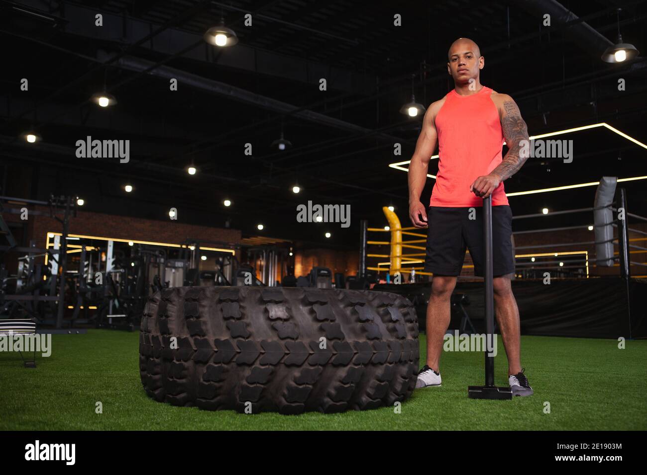 Crossfit sledge hammer man workout hi-res stock photography and images ...