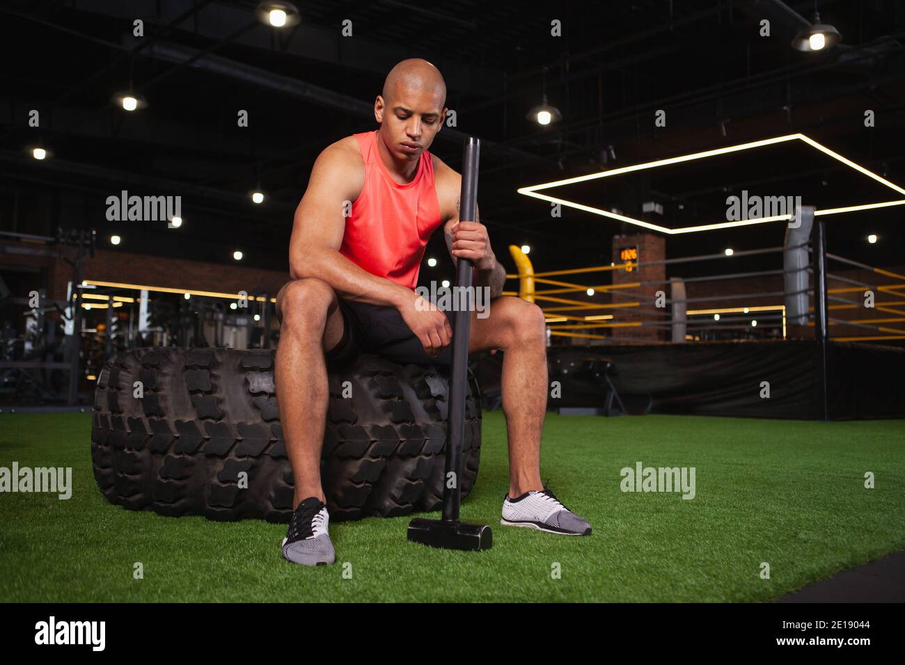 Crossfit sledge hammer man workout hi-res stock photography and images ...