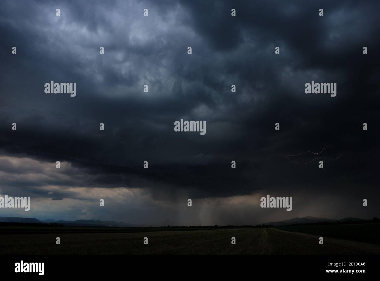 Ground to cloud lightning hi-res stock photography and images - Alamy
