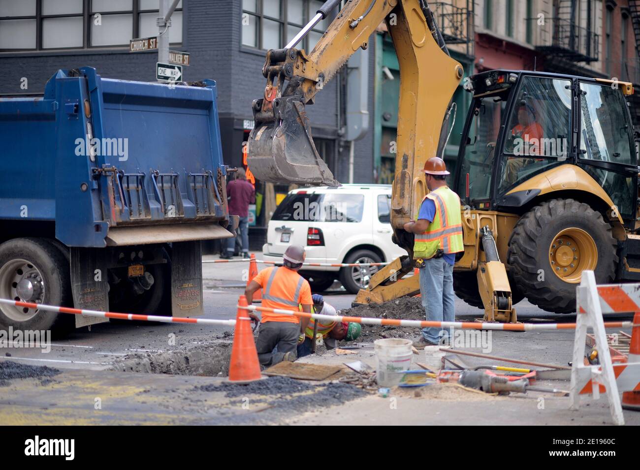 Workers at construction site in the city Stock Photo - Alamy